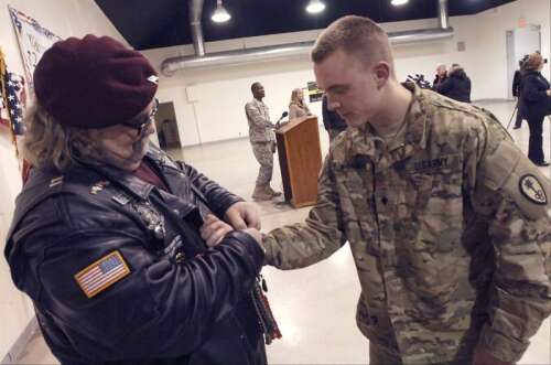 Soldiers return to Arlington Hts. to roaring welcome