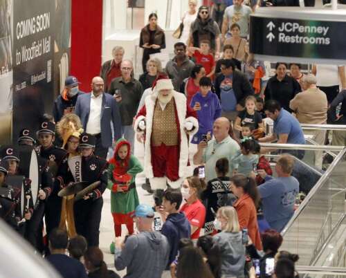 Santa arrives to usher in 2022 holiday season at Woodfield Mall