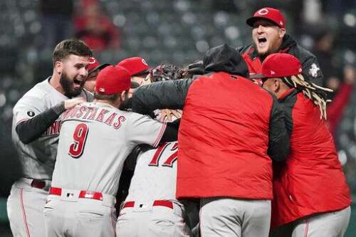 Reds' Miley throws season's 4th no-hitter, stifles Indians