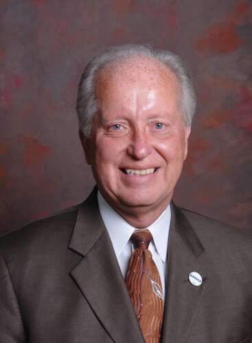 Munger to delay pay for state leaders