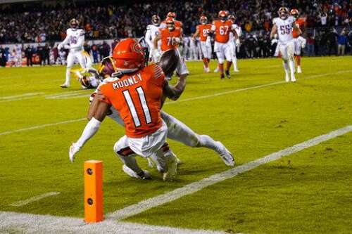 Fields, Bears struggle in red zone in loss to Commanders