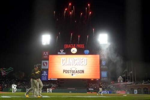 Giants beat Padres, become 1st team to clinch playoff berth