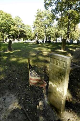 Meet early Algonquin residents at annual cemetery walk