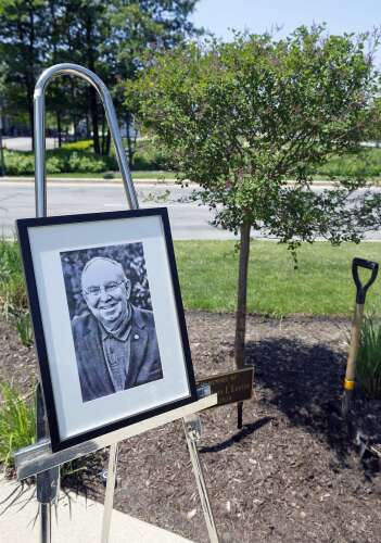 Tree dedication honors late Schaumburg mayor’s vision for convention center