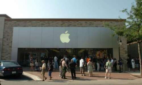 New Naperville Apple store attracts crowds