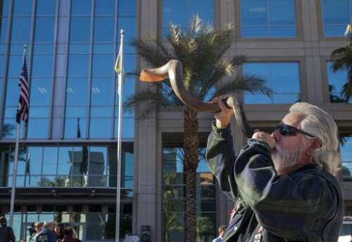 Standoff rancher draws advocates' ire, supporters' cheers