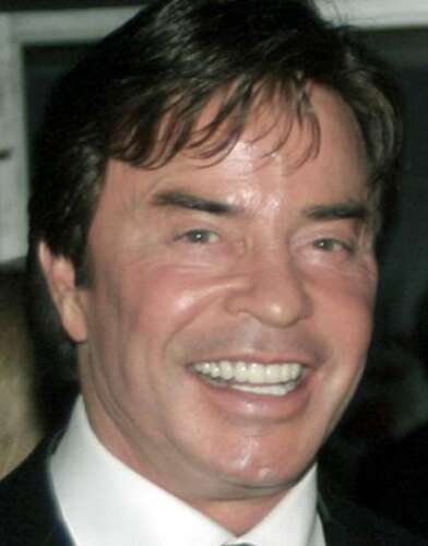 Al Copeland, flamboyant founder of Popeyes chicken chain, dies at 64