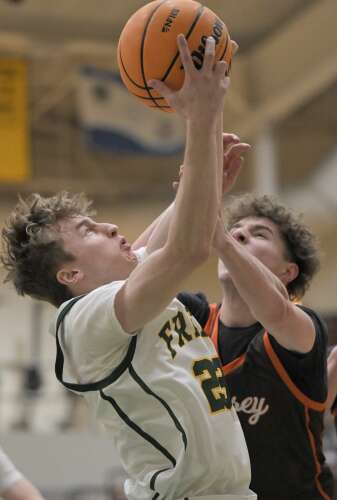 Boys basketball: Pinto, Fremd squeak past Hersey, tie for MSL West lead