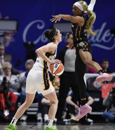 Caitlin Clark struggles early in WNBA debut before scoring 20 points in Fever's loss to Connecticut