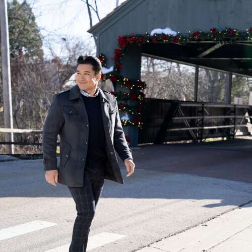 Mario Lopez holiday movie filmed in Long Grove set to debut Dec. 7