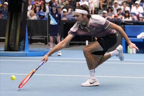 Defending champion Sabalenka reaches 4th round at Australian Open; Coco Gauff also advances easily