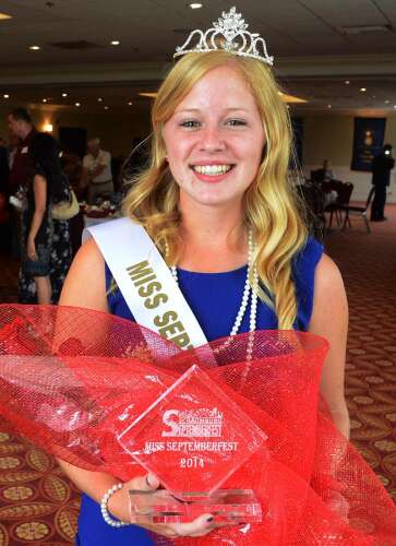 Schaumburg selectes Miss Septemberfest, court