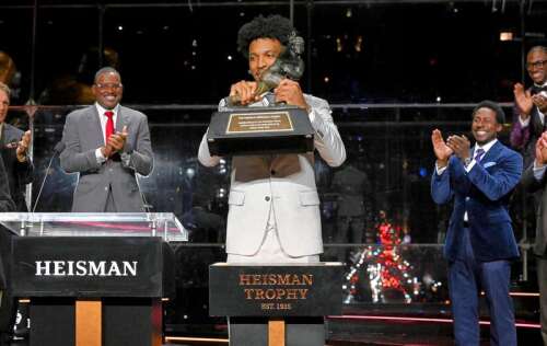LSU QB Jayden Daniels overcomes being out of playoff hunt to win ...