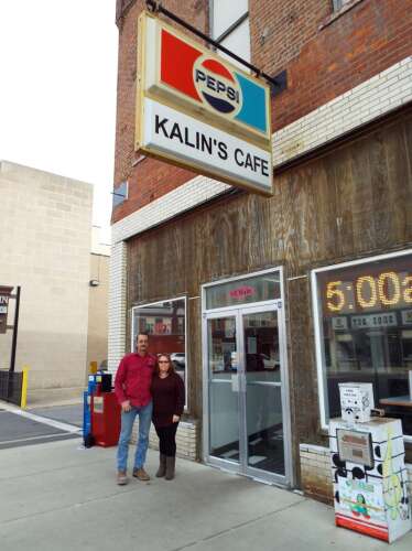 Kalin's in Du Quoin keeps serving up hot food and tall tales