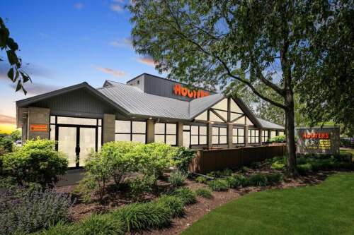 Schaumburg Hooters building sells for $4 million