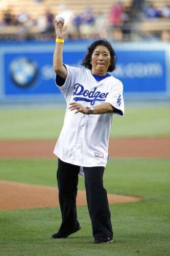 Mom throws best: Dave Roberts' mom tosses 1st pitch in LA