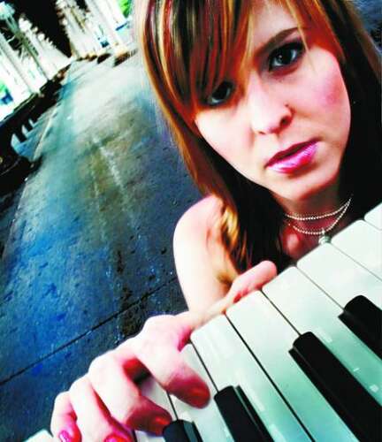 Leslie Hunt, sultry vocals, return