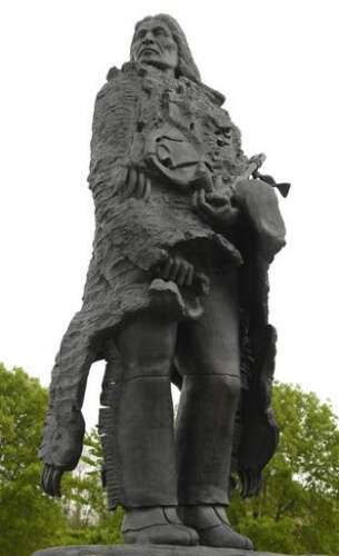Reflections of the past: How town square monuments help tell cities ...