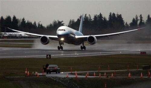 Boeing 787 withstands lightning strike tests