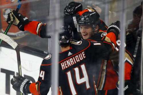 Ducks score 3 in 3rd, beat Blues 4-1 for 4th straight win