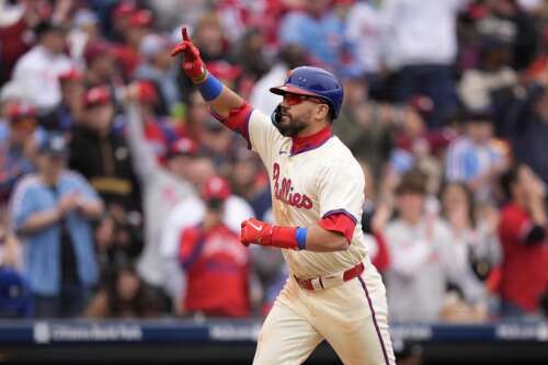 Sizzling Phillies sweep White Sox