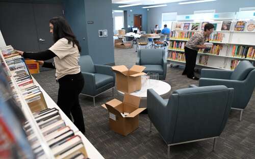‘It feels like the home library’: South Elgin library welcomes guests ...