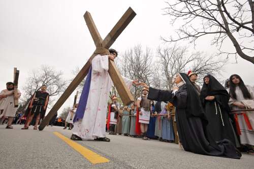 Hundreds witness story of Jesus’ crucifixion in annual Passion of the ...