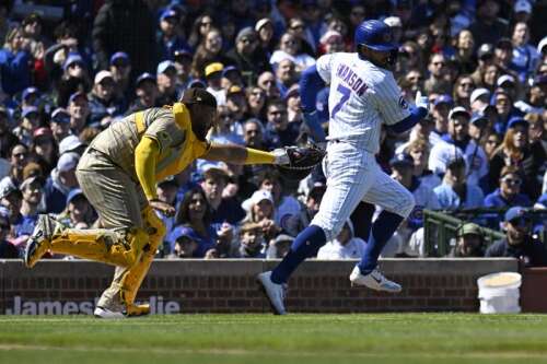 Justin Turner's error allows Fernando Tatis Jr. to score go-ahead run in Padres' 8-7 win over Cubs