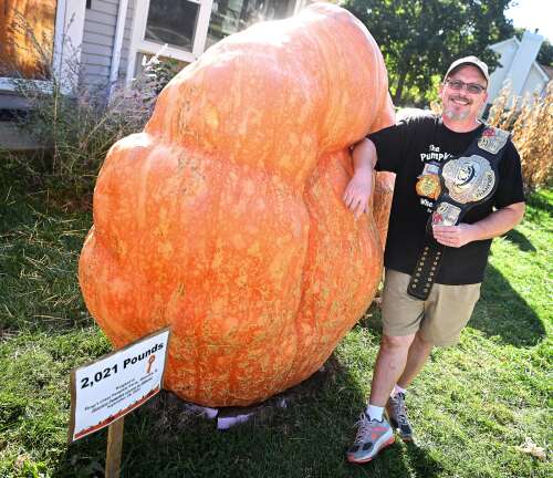 ‘Best day ever’: Wheaton man grows 2,000-pound pumpkin